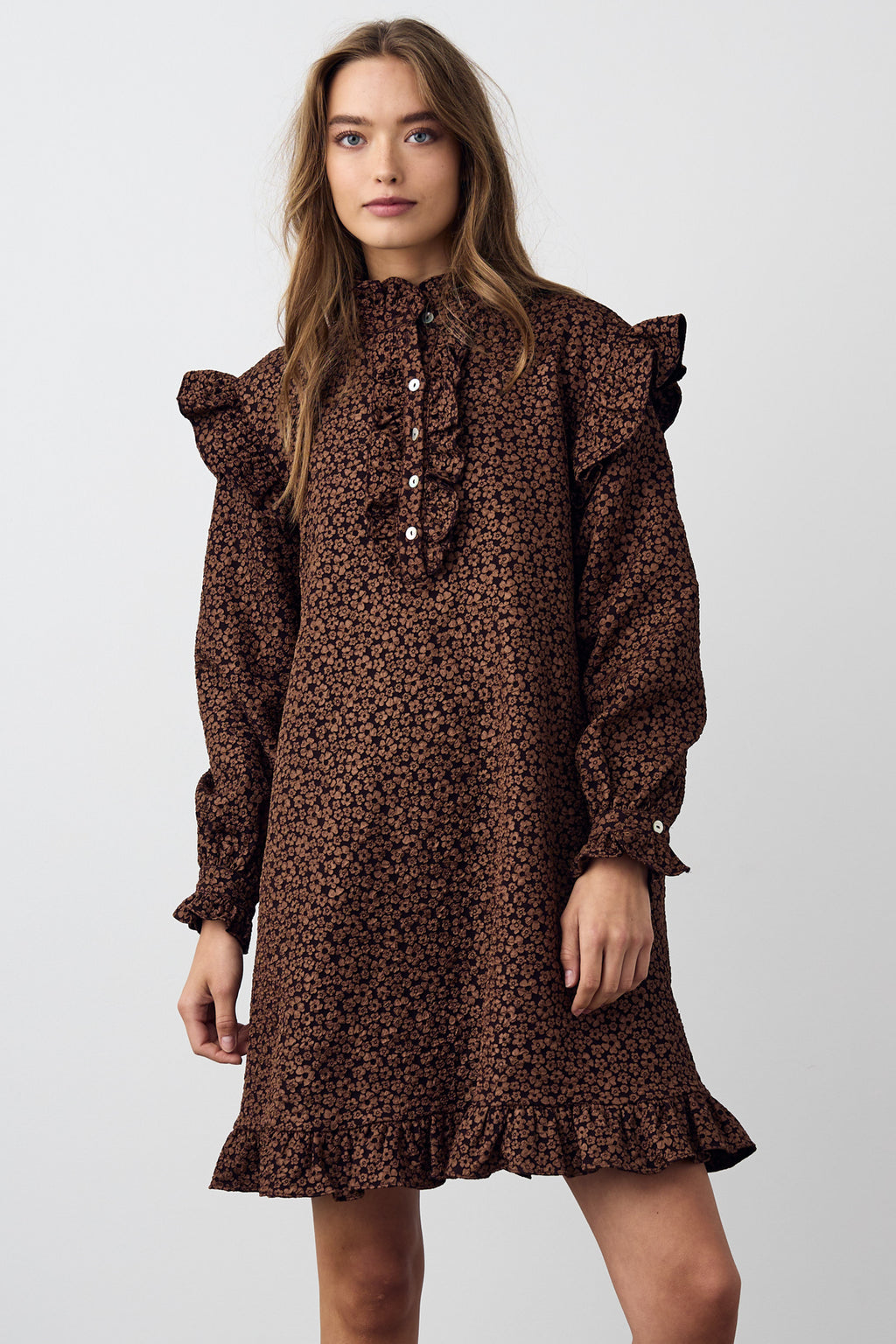 Reno Ruby Ruffle Dress Chocolate – Noellafashion.dk